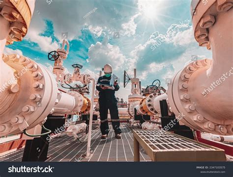 2 813 Male Worker Rig Images Stock Photos Vectors Shutterstock