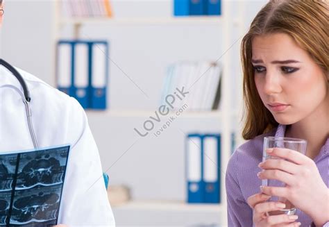 환자의 엑스레이 이미지를 분석하는 의사 사진 무료 다운로드 Lovepik