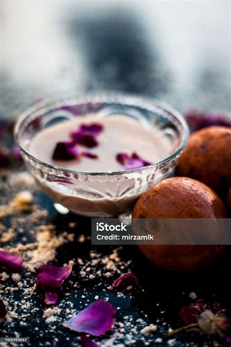 나무 표면에 마른 발에 대한 완벽한 치료 즉 잘 캐스터 오일과 Besan 밀가루와 혼합 그릇에 치쿠 펄프 건강관리와 의술에 대한 스톡 사진 및 기타 이미지 Istock