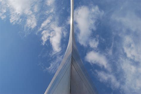 무료 이미지 수평선 구름 건축물 구조 하늘 햇빛 바람 마천루 도시의 기념물 도심 곡선 반사 상징 돛대 금속 미국 경계표 푸른 출입구