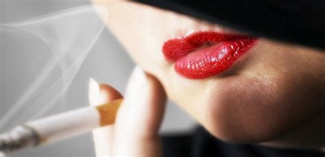 الفنانة الشهيرة تتعرض للهجوم بعد ظهورها وهي تدخن صورة