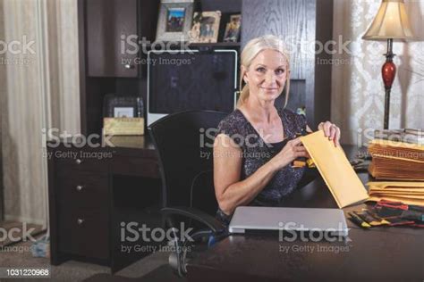 여성 가정 서 부 콜로라도cc 비즈니스 소유자 중소 기업 소유자를 기반으로 50 54세에 대한 스톡 사진 및 기타 이미지 50 54세 과일 금발 머리 Istock