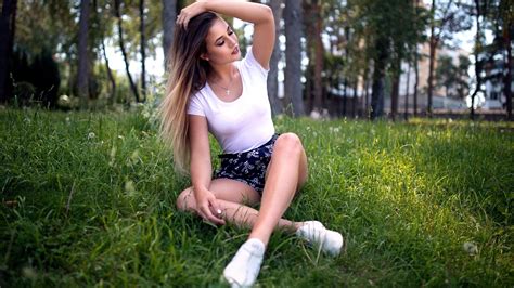 Картинки красива дівчина сексуальна дівчина дівчина позує красуня погляд няшка гламур