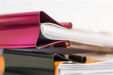 클립 사무실 책상 폴더에 미완성 문서의 더미와 종이 문서의 스택 연례 보고서 파일에 대한 비즈니스 논문 문서가 작성 제시 비즈니스 오피스 개념입니다 경영자에 대한 스톡 사진