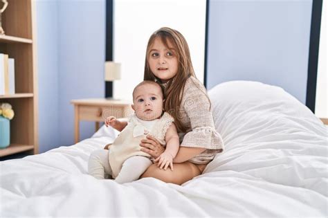 Hermano Y Hermana Se Abrazan Entre Ellos Sentados En La Cama En El