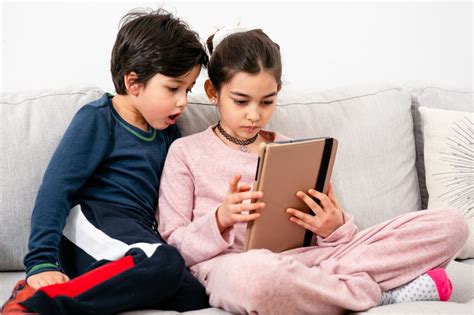 pediatria en tavola med telefon og nettbrett med 72 av familien