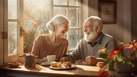 恩爱老年夫妇吃早餐摄影高清摄影大图 千库网