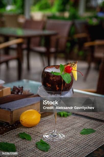 코코넛에서 알코올 상쾌한 피나 콜라다 칵테일 레스토랑의 여름 테라스에서 0명에 대한 스톡 사진 및 기타 이미지 0명 거품