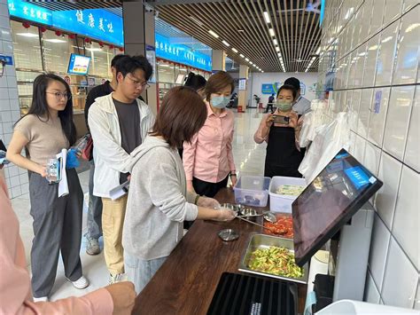 后勤管理处组织学生深入食堂参观日常管理 后勤管理处