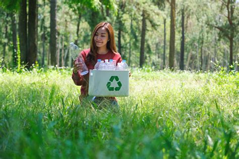 공원의 휴지통에 쓰레기 플라스틱 병을 모으는 아름다운 아시아 여성의 초상화 0에 대한 스톡 사진 및 기타 이미지 0 35 39세 감소 Istock