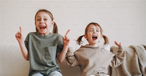 재미 있는 행복 한 두 아이 여자 자매 집에서 소파에서 재미 있게 사진 Unsplash의 장난이 심 이미지