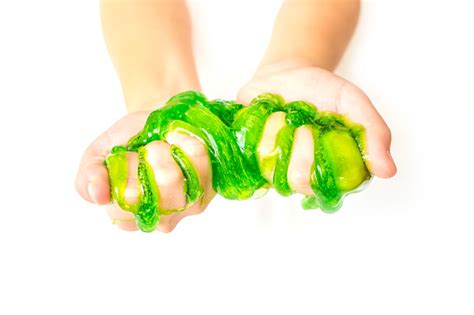 장난감은 점액이라고 불렀다 아이들의 점액은 흰색 배경에 손을 선택적 초점 끈적끈적한에 대한 스톡 사진 및 기타 이미지 끈적끈적한 흰색 배경 손 Istock