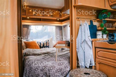 캠핑카에서 여행하는 가족 바퀴 트레일러 모터 홈에 집 안에 작은 침실에있는 침대 낭만적 인 도로 여행 자유 생활 하룻밤 캠프장 밴 주차 방랑욕 휴가 주말 행복한 모험 0명에