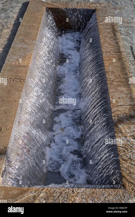 Paysage De Parc Avec Canal Deau Banque De Photographies Et Dimages à