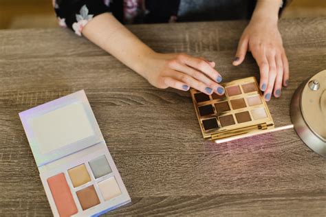 Hot Mess Hack How To Apply Makeup Without Brushes Hot Dress Hot Mess Seattle Fashion Blog