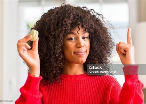 행복 한 얼굴 넘버 원 아이디어 또는 질문 가리키는 손가락 놀 아프리카계 미국인 여자 들고 마카롱 가리키기에 대한 스톡 사진 및 기타 이미지 Istock
