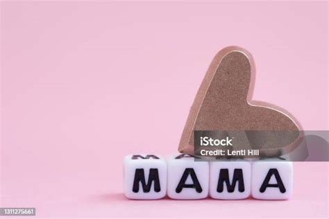 분홍색 배경에 엄마에게 편지 해피 어머니의 날 인사말 카드 하트 핑크 배경 상징에 대한 스톡 사진 및 기타 이미지 상징