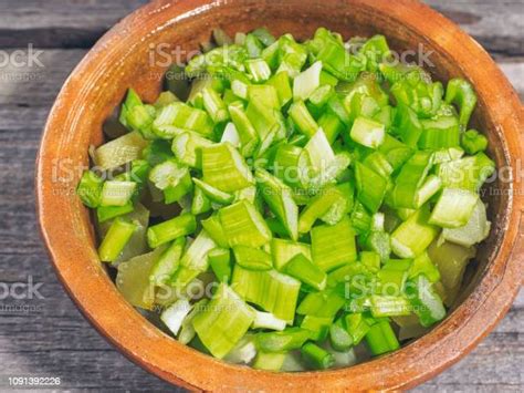 오래 된 나무 테이블 근접 촬영에 잘게 다진된 녹색 양파의 컵 건강한 식생활에 대한 스톡 사진 및 기타 이미지 건강한 식생활 고명 드레싱 식품 Istock