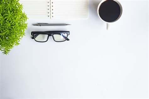 노트북 스마트폰 커피 한잔과 함께 다른 공급와 흰색 책상 사무실 입력 텍스트에 대 한 복사 공간 최고 볼 수 있습니다 책상 위에 디자이너 작업 영역 평면에 필수 요소와 함께