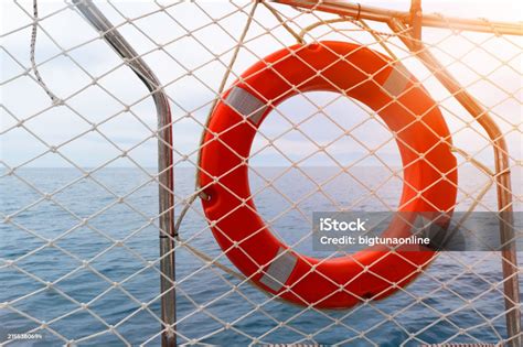 인명 구조원이 있는 보트 개인 요트의 구명 부표 구명 부표 또는 구명은 바다 풍경을 배경으로 배에 주황색을 울립니다 안전 장비 0명에 대한 스톡 사진 및 기타 이미지