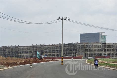 Tiang Listrik Di Tengah Jalan Foto TribunNews Com