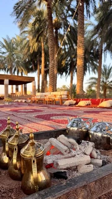 رجل عربي خليجي سعودي يرتدي الزي التقليدي يجلس على الأرض في وسط البرية، كشتة بر في البادية، أماكن