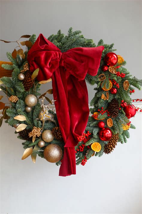 겨울 겨울 장식 계절 계절 장식 골드 액센트 공예 녹지 디테일 따뜻한 러스틱 리본 밝은 베리류 붉은 나비 빨간 상록수 선명한 소나무 솔방울