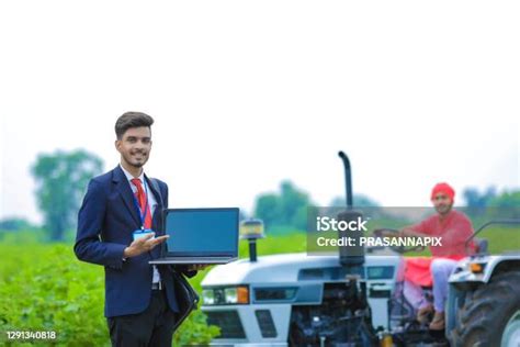 농업 분야에서 농부와 노트북 화면을 보여주는 젊은 인도 농가 또는 은행가 20 24세에 대한 스톡 사진 및 기타 이미지 20 24세 2명 가족 Istock
