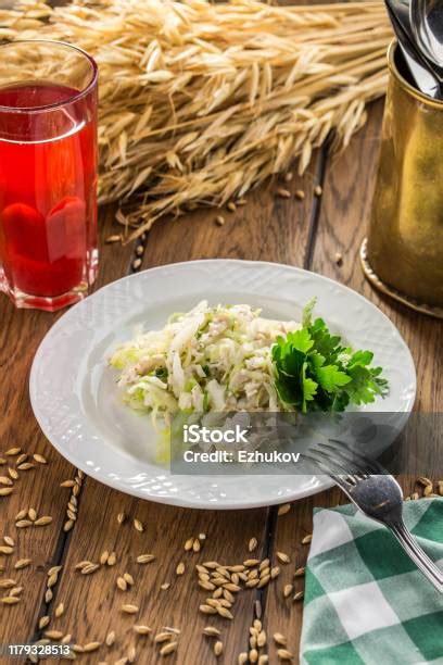 나무 테이블에 닭고기와 양배추와 베리 음료의 유리 샐러드 건강한 식생활에 대한 스톡 사진 및 기타 이미지 건강한 식생활