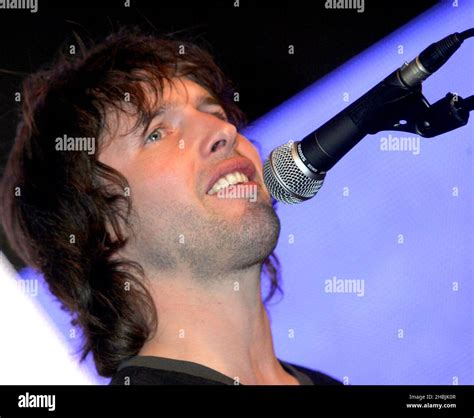 James Blunt Hotly Tipped Brit Singer Songwriter Performs Live And Signs