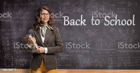 여성 교사가 책을 들고 칠판 앞에서 포즈를 취하고 텍스트가 학교로 돌아 왔습니다 25 29세에 대한 스톡 사진 및 기타 이미지 25 29세 공부 교사 교육 관련 직업
