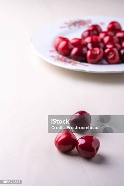 나무 흰색 배경 각도 보기에 배경에 체리와 흰 접시와 3 체리 열매 0명에 대한 스톡 사진 및 기타 이미지 0명 3가지 개체 개체 그룹 Istock