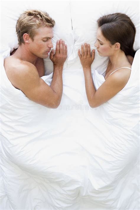 Junge Paare Die Zusammen Auf Bett Schlafen Stockbild Bild Von Schön