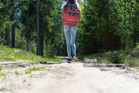 숲속의 길을 따라 배낭을 가진 한 소녀 관광객 여름 따뜻한 날 자른 이미지 등에 대한 스톡 사진 및 기타 이미지 등 소녀 하이킹 Istock