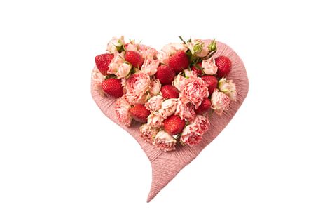 흰색 배경에 장미와 잘 익은 딸기로 가득 한 마음의 형태로 사랑하는 여성의 선물 0명에 대한 스톡 사진 및 기타 이미지 0명 개념 건강한 식생활 Istock