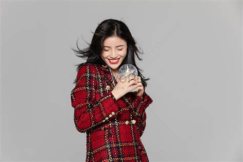 아름 다운 유행 여자 크리스마스 수정 구슬을 보유 하