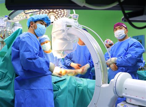 ГССҮТ ийн эмч нар ясны хорт хавдартай хэсгийг авч хиймэл үе суулгалаа