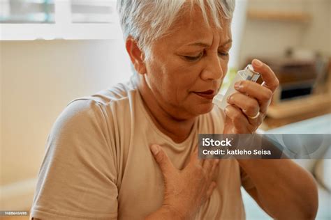 천식 기침 알레르기 및 질병에 대한 늙은 여성과 흡입기로 공격 및 호흡합니다 노인 여성과 함께 의료 의료 및 질병 치료 폐 및 약물 치료를 위해 집에서 펌프 천식 흡입기에
