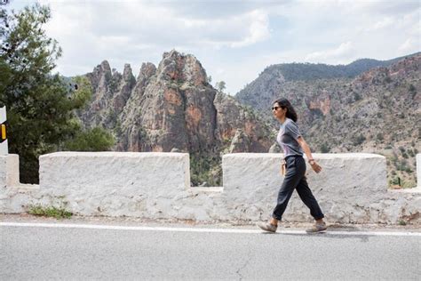 Premium Photo Young Indian Woman Happy In The Countryside