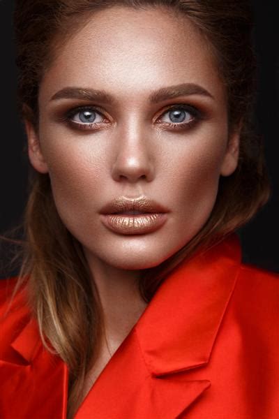 دختر زیبای سکسی با لب های حسی موهای مد روز لباس طلایی و لوازم جانبی صورت زیبایی عکس گرفته شده در