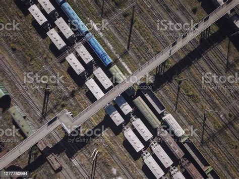 화물 열차 클로즈업 기차역에서 다채로운 화물 열차의 공중 보기 철도에 상품과 마차 중공업 기차와 산업 개념 현장 비행 드론에서 최고 보기 공중 뷰에 대한 스톡 사진 및 기타