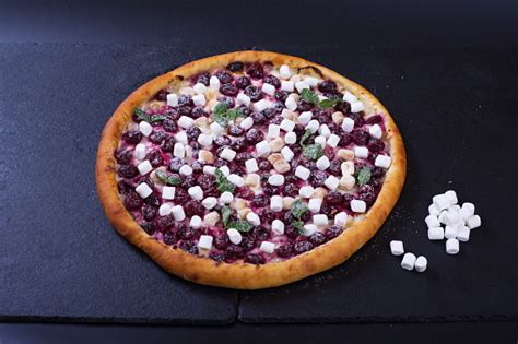 토마토 고기 치즈를 곁들인 아름다운 피자가 어두운 돌 테이블에 놓여 있습니다 0명에 대한 스톡 사진 및 기타 이미지 0명 게 겨자 Istock