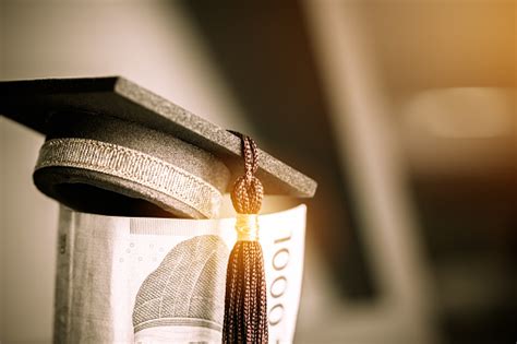 국제 대학원 연구의 개념 외국 돈 원 빌에 돈의 더미에 졸업 블랙 모자 배경 흐림 한국 해외 성공 프로그램의 교육 증명서입니다