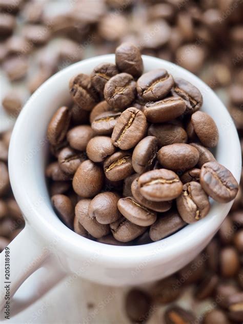 에스프레소 잔에 담긴 커피원두 스톡 사진 Adobe Stock