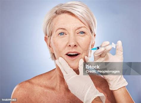 노인 여성 보톡스 주사 및 성형 수술 노화 방지 및 미용 제품을 위한 손으로 주사기 얼굴 얼굴 및 피부 치료 성형 수술 또는 화장품 스킨 케어를 가진 노인 모델 18 19