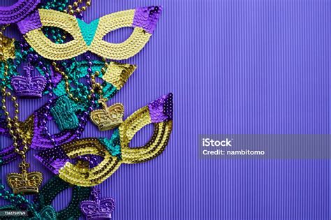 보라색 배경에 마디 그라 베네치아 또는 카니발 마스크와 구슬의 프레임 Mardi Gras에 대한 스톡 사진 및 기타 이미지 Mardi Gras 관능 배경 주제