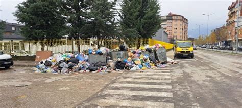Тетово три дена затрупано во ѓубре комуналците штрајкуваат Независен Весник