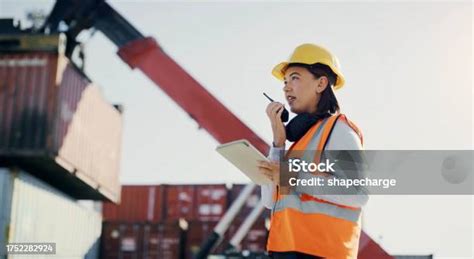 창고 화물 라디오 및 야외 물류 컨테이너 관리 및 검사를 위한 태블릿에 있는 여성 상업 무역 공급망 및 워키토키 화물 및 크레인
