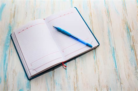 학교로 돌아가기 교육 개념 및 새로운 학년 노트북과 파란 펜 파란 나무 배경입니다 목 업 복사 공간 0명에 대한 스톡 사진 및 기타 이미지 Istock