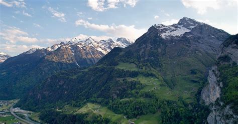 거친 지형 경치 경치 좋은 스위스 알프스 경치 좋은 전망 고산 풍경 골짜기 그림 같은 환경 녹색 풍경 높이 눈